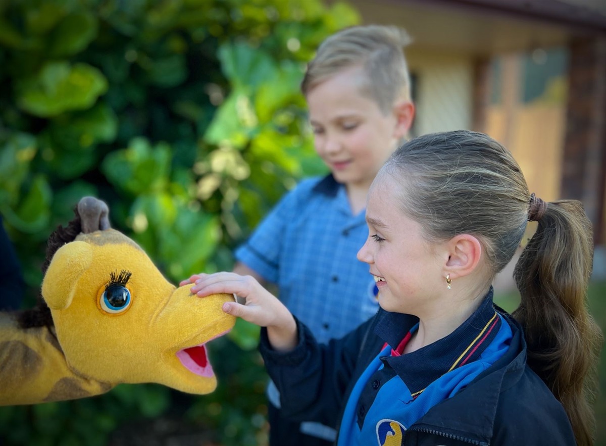 Harold the Giraffe heads to the library for a morning of stories ...